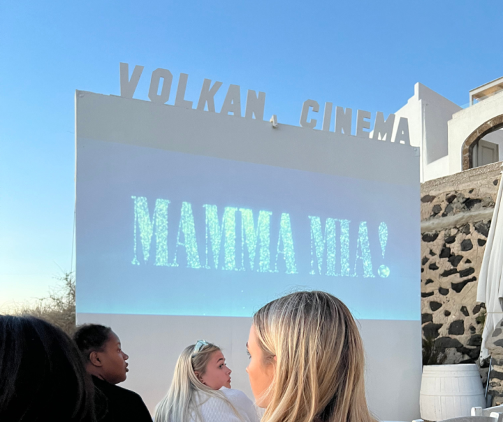 There’s an open-air cinema in Santorini that plays Mamma Mia after sunset 🪩🇬🇷